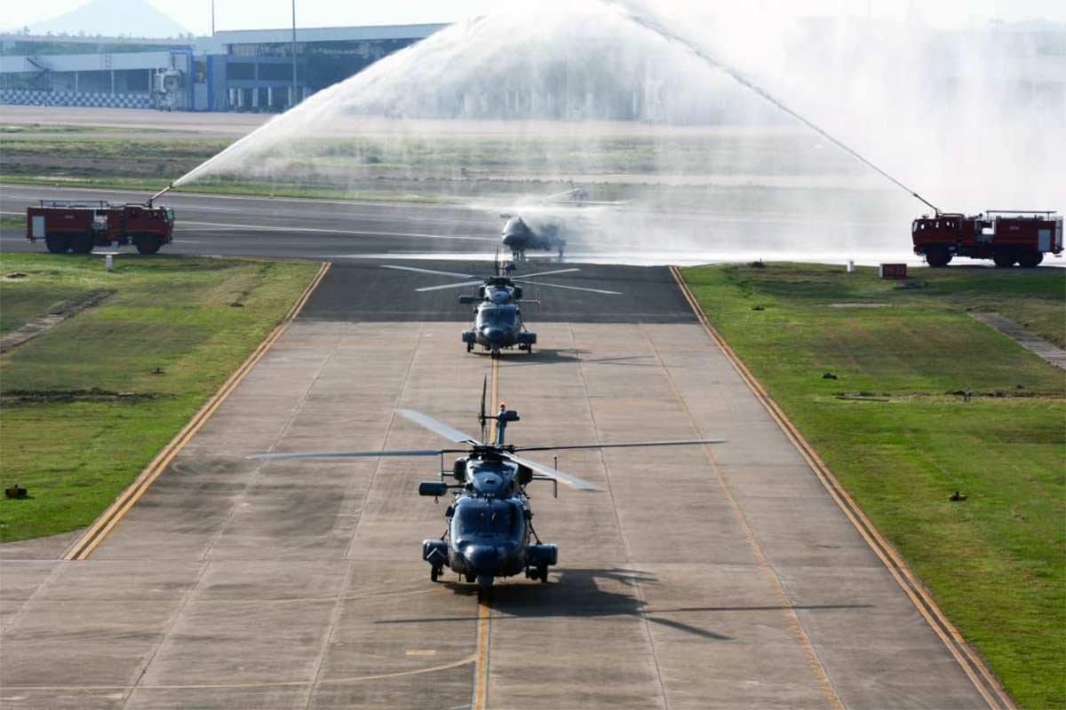 Indian Navy inducts 3 ALH MK-III reconnaissance helicopters ...